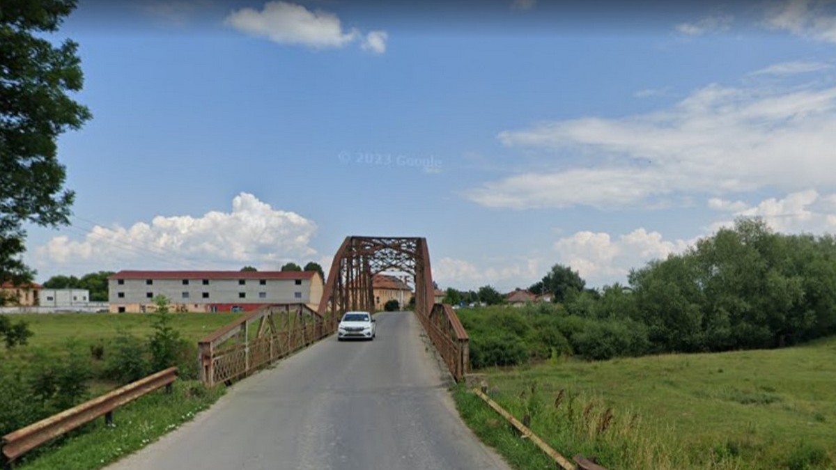 Podul de pe DJ 112 stă să cadă. CJ Braşov impune restricţii de ...
