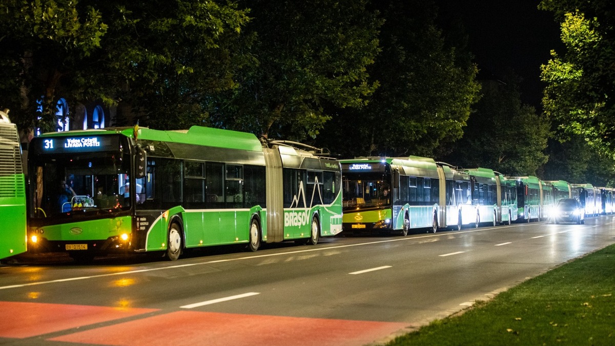 Cum vor circula autobuzele RATBV în seara aprinderii luminițelor de Crăciun din Brașov. Strada ...