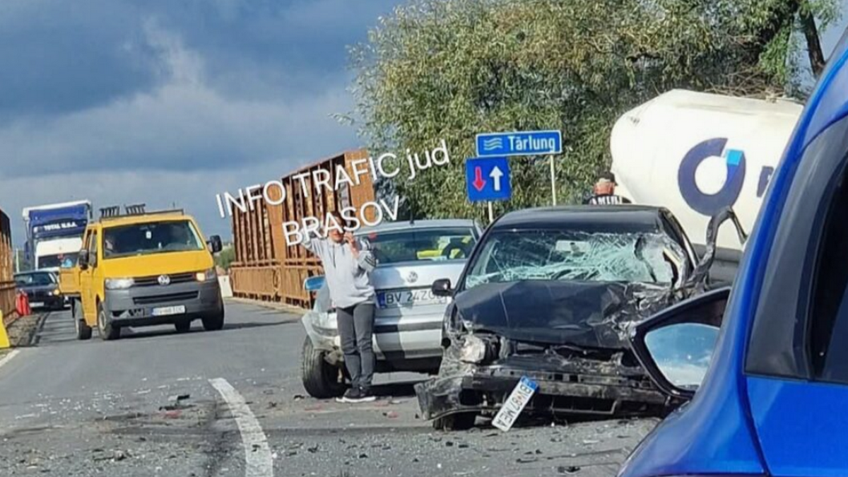 Accident cu trei mașini pe DN 10, la ieșirea din Teliu. Trei persoane ...